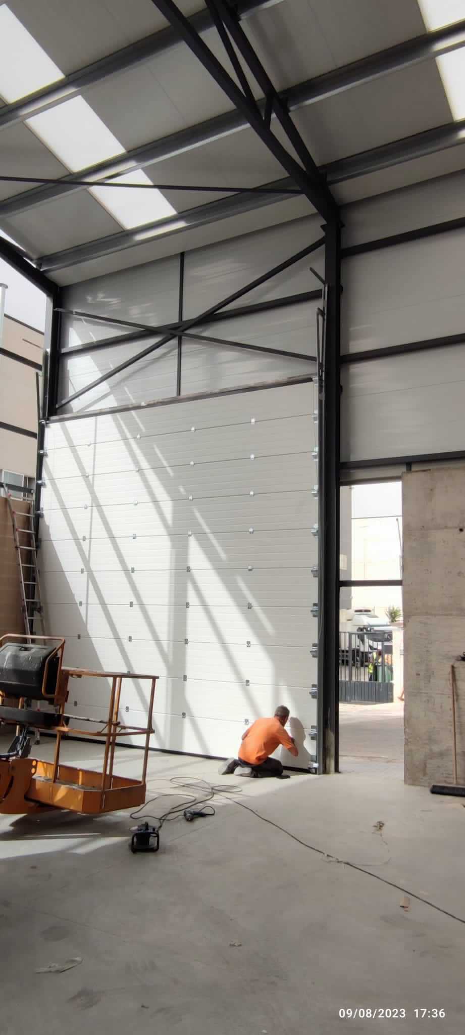 KMETAL | Fachada de Panel Sánwich para nave industrial